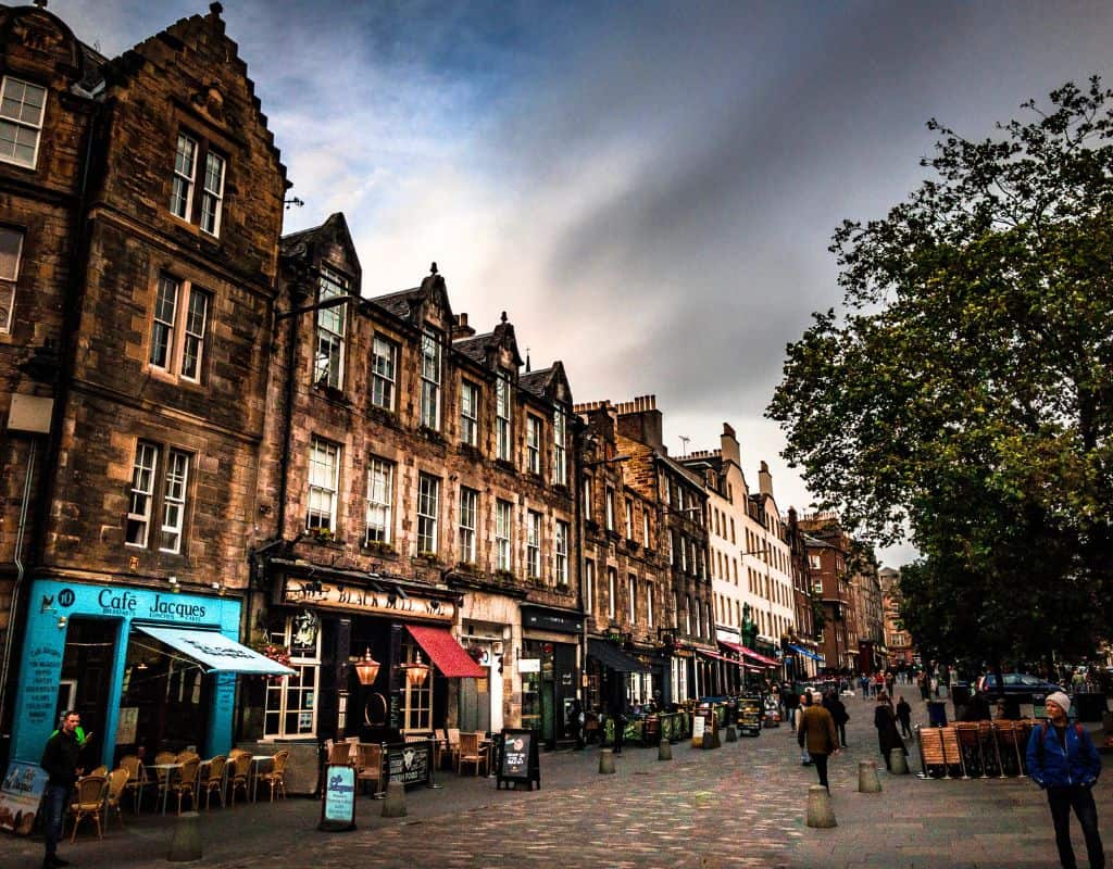 Complete Guide To Edinburgh Grassmarket (Pubs, Map + More)